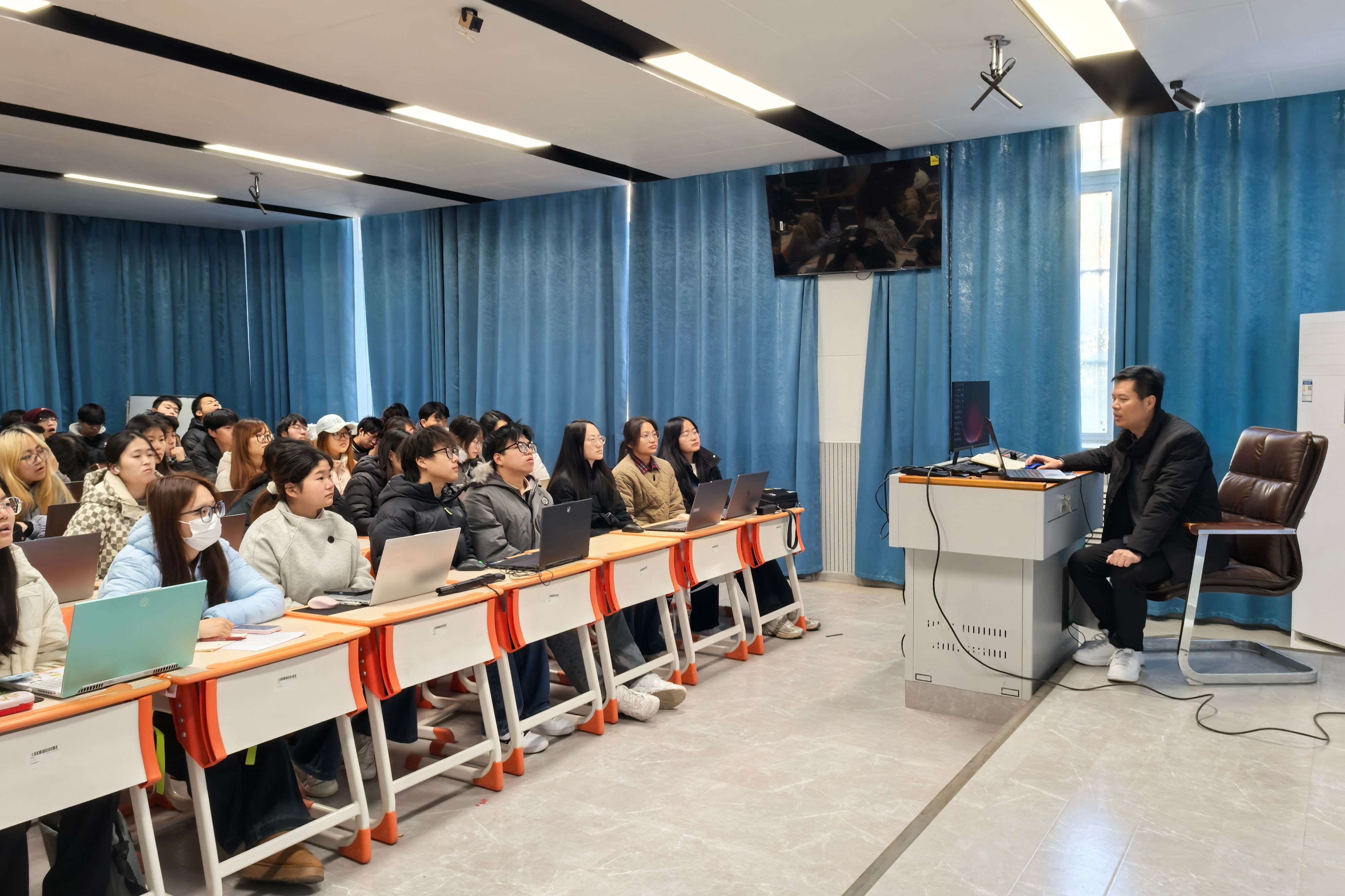 平顶山市国土空间调查规划中心王峰高级工程师莅临我校开展地籍测量实践教学指导-河南城建学院
